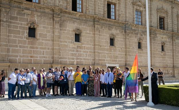 El Parlamento iza la bandera de la diversidad el Día del Orgullo Lgbti ...