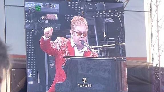 Elton John a una azafata: "A la jodida rubia con coleta. Les dan un ...